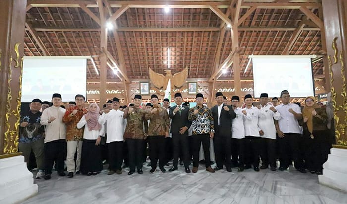 Pimpinan dan Anggota DPRD Kota Bandung menghadiri pelantikan pengurus ...