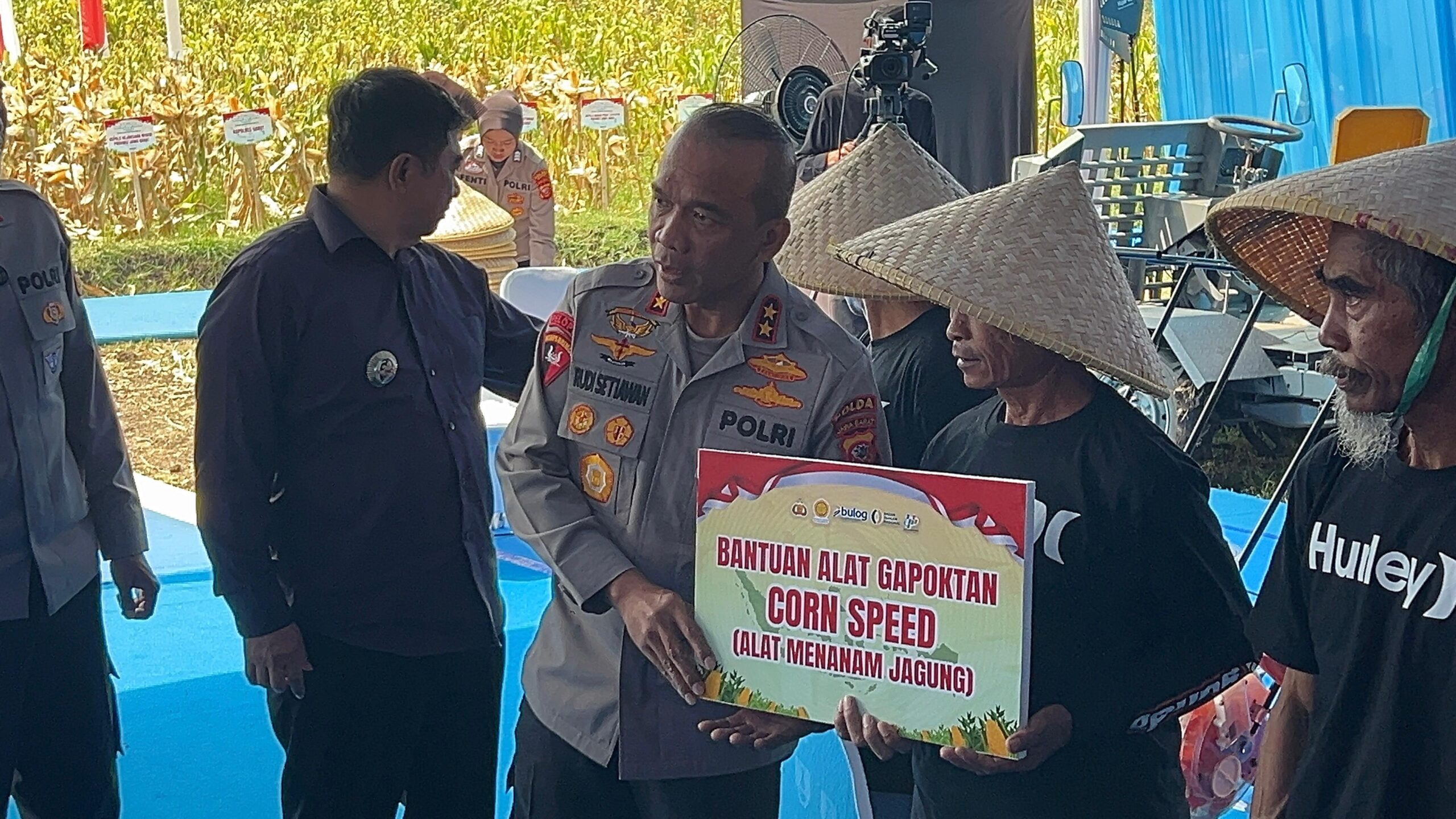 Dukung Kesejahteraan Petani, Polda Jabar Beri Bantuan Alat Pertanian ...